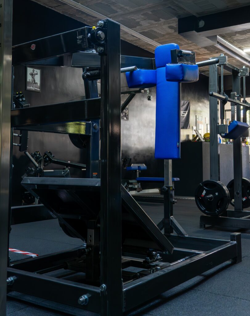 Pendulum Squat Machine with adjustable foot platform - gymequip.eu